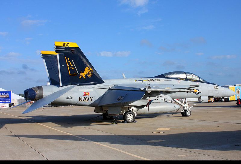 VFA-32 "Fighting Swordsmen" 中隊 F/A-18F (60p) - 軍事貼圖影片 - Uwants.com