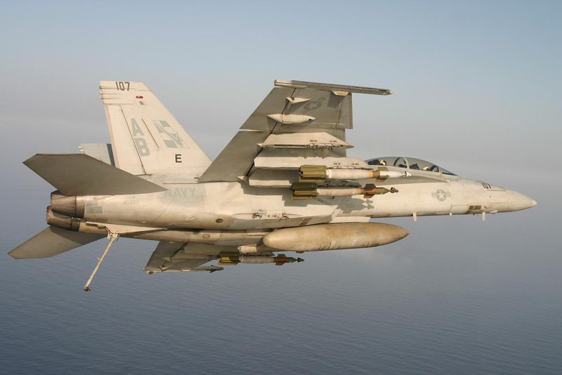 VFA-211 "Fighting Checkmates" 中隊 F/A-18F (50p) - 軍事貼圖影片 - Uwants.com